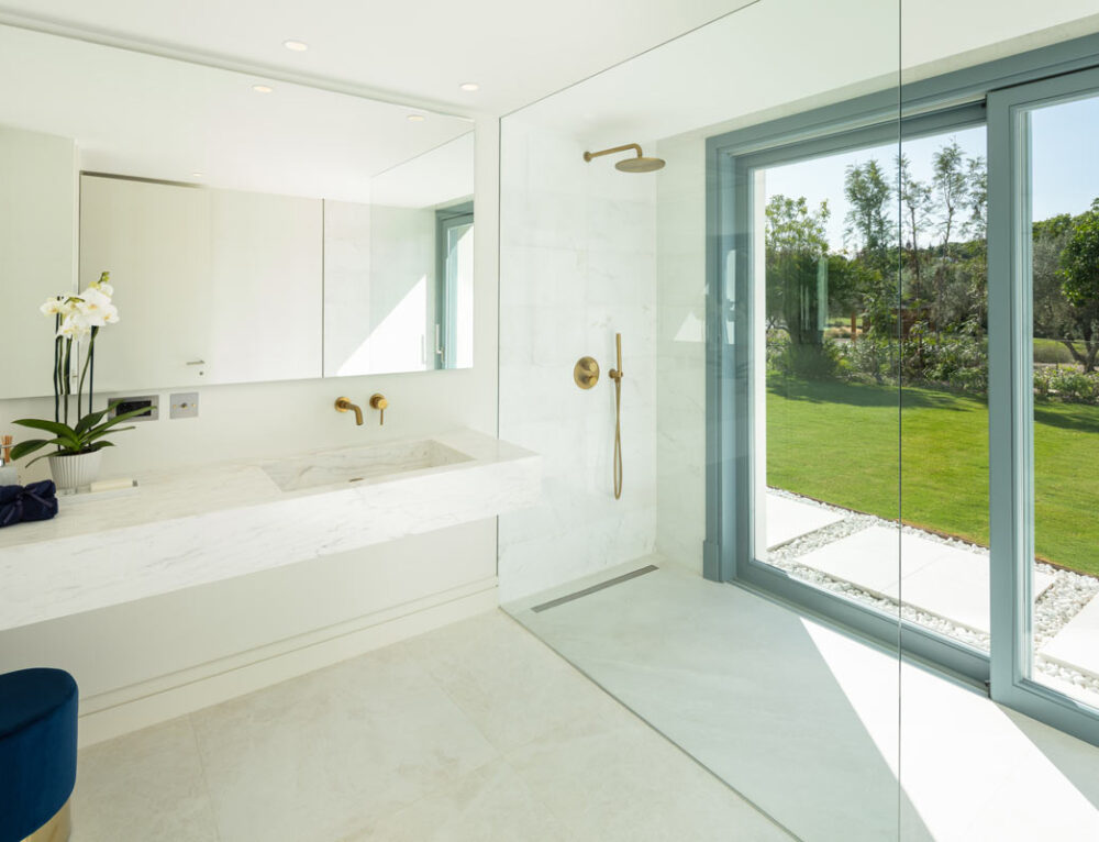 Solid travertine bathtub | TINO Natural Stone