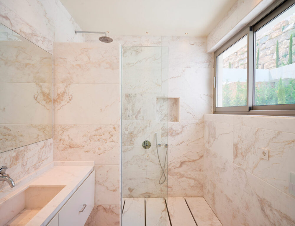 Solid travertine bathtub | TINO Natural Stone